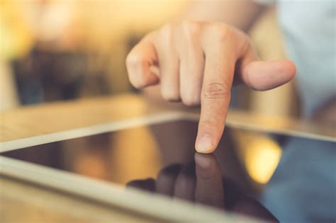 여자 손 큰 태블릿을 사용 하 여 작업을 수행 하 계획 Bokeh 빛을 배경으로 커피 카페에서 읽기 디자인에 대한 스톡 사진 및 기타 이미지 Istock