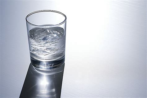 흰색 테이블 위에 물 한 잔 사진 누끼 물 생수 배경 일러스트 및 사진 무료 다운로드 Pngtree