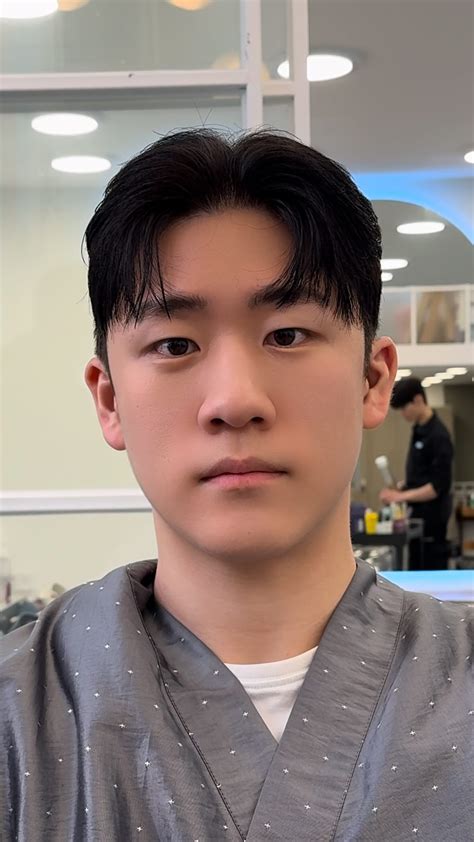 고센 현준 남자머리 시스루댄디컷 세미리프컷 컬감이 많은 느낌이 좋으시다면 히피펌 느낌을 추천드려요 • • 아이롱펌 남자아이롱펌 시스루댄디컷 시스루애즈펌