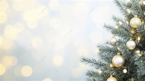 흐린 배경에 황금 장식이 있는 크리스마스 트리 나무 불알 크리스마스 배경 일러스트 및 사진 무료 다운로드 Pngtree
