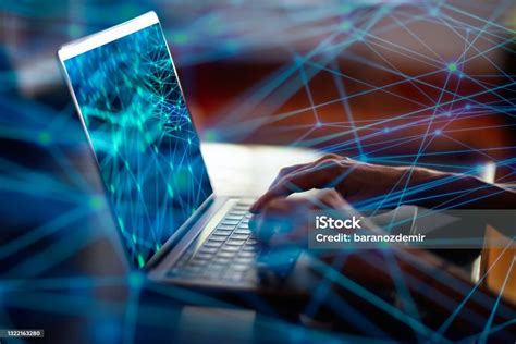 기술적 배경을 가진 노트북 컴퓨터를 사용하는 여성의 손 가상현실에 대한 스톡 사진 및 기타 이미지 가상현실 개념 네트워크 보안 Istock