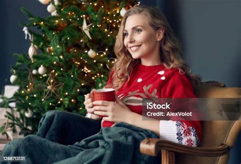 화려한 금발의 여자 에 빨간 스웨터 차가운 아래 A 격자 무늬 와 커피 25 29세에 대한 스톡 사진 및 기타 이미지 25