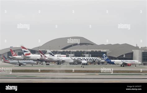 T Number Of Passenger Airplanes Are Shown By Terminal B Tom Bradley