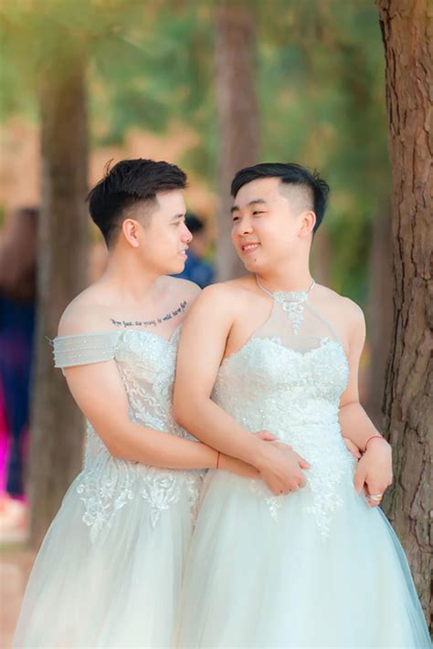 Mxh Xôn Xao Trước Loạt ảnh Cặp Lgbt Nam Cùng Mặc Váy Cô Dâu ôm Hôn Nhau Say đắm Netizen