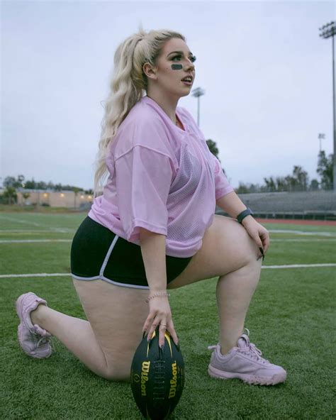 Lizzybee Bio Quick Facts Age Height Weight Measurements Instagram Photos Curvy Model