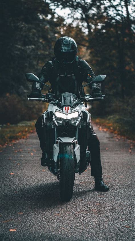 Foto Vertical De Una Persona En Una Moto Desnuda Kawasaki Z En El