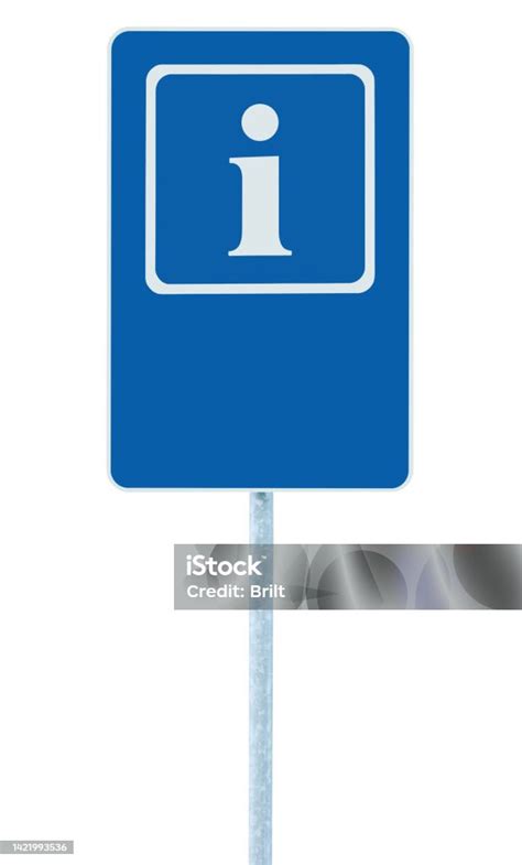 파란색의 정보 도로 표지판 흰색 I 편지 아이콘 및 프레임 빈 빈 복사 공간 배경 기둥 게시물에 고립 된 길가 정보 간판 큰 상세한 프레임 도로 표지판 수직 근접 촬영