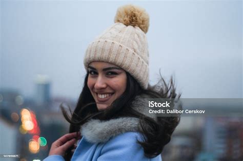 도시에서 겨울 모자를 쓰고 웃는 초상화를 가진 젊은 브루넷 여성 20 24세에 대한 스톡 사진 및 기타 이미지 20 24세 20 29세 거리 Istock