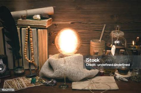 수정 구슬 그리고 타로 카드입니다 포춘 텔러 매직 테이블입니다 미래 읽기 개념입니다 개념에 대한 스톡 사진 및 기타 이미지 개념 결정체 공 스포츠 장비 Istock