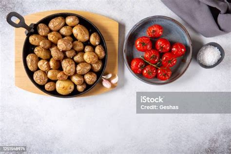 콘크리트 배경에 주철 프라이팬에 작은 전체 감자를 구워 상단 보기 복사 공간 음식 배경 채식주의 자 또는 채식주의 음식 개념 감자 요리에 대한 스톡 사진 및 기타 이미지