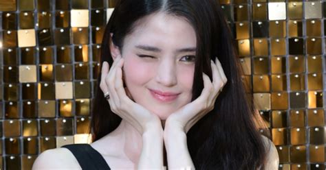 [md포토] 한소희 매력 두 배 윙크 꽃바침 콤보