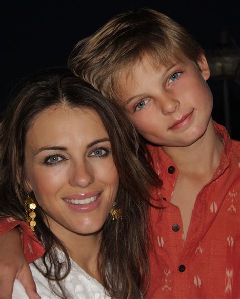 Damian Hurley Elogia A Su Madre Elizabeth Hurley Por Ser “800 Padres