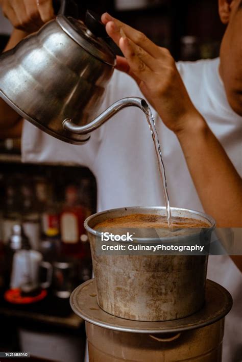 바리스타 붓는 커피 오래된 금속 필터와 베트남 커피 고해상도 스톡 사진 갈색에 대한 스톡 사진 및 기타 이미지 갈색 구이