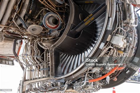 비행기가 공항에 주차 할 때 유지 보수 중에 가스 터빈 엔진이 닫힙니다 기계공과 기술자는 발전소의 유압 수리 및 점검 시스템을