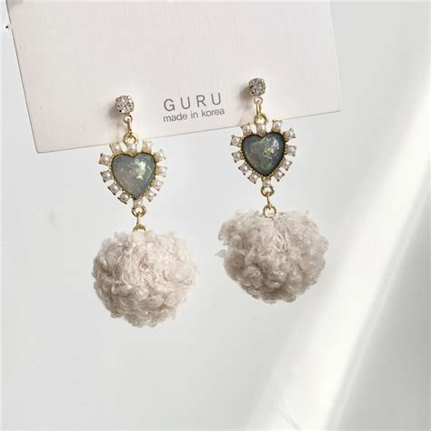 달콤한 로맨틱 하트 진주 상감 플러시 볼 드롭 귀걸이 여자를위한 한국어 귀여운 사랑 펜던트 귀걸이 여자 귀 보석 선물 드롭 이어링 Aliexpress