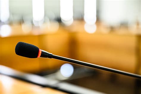 흐리게 비즈니스 포럼 회의 또는 회의 교육 학습 코칭 룸 개념 흐린 배경 위에 마이크 가정의 방에 대한 스톡 사진 및 기타 이미지 가정의 방 개념 경영자 Istock