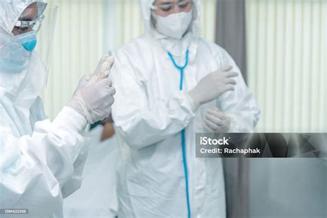 외과 장갑을 끼고 스크럽에 의사 외과 의사 의사는 통제 구역에서 병원에서 환자 치료를 진행하기 전에 보호 장갑과 마스크와 양복을 착용했습니다 코비드19 및 코로나바이러스