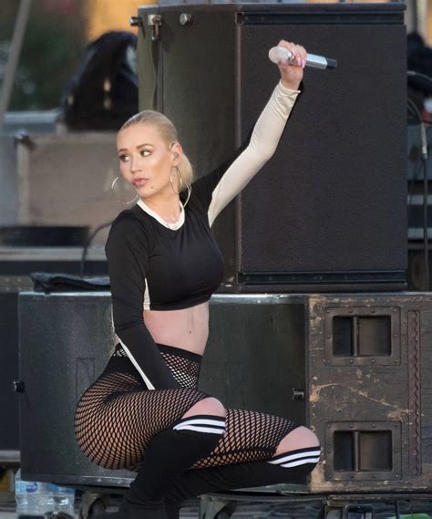 Iggy Azalea Scrolller