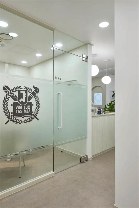 깔끔한 스타일의 유리문에 블랙 로고 포인트를 가미한 국어 학원 실내 사진