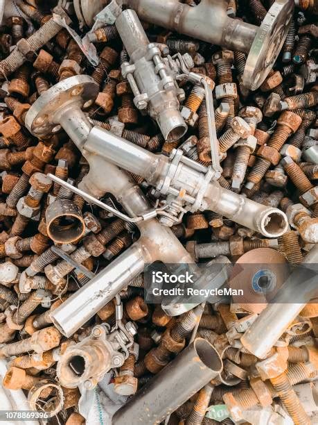 더미의 예비 부품 피팅 파이프 스크류 너트 볼트 및 플랜지 0명에 대한 스톡 사진 및 기타 이미지 0명 갈색 강철 Istock