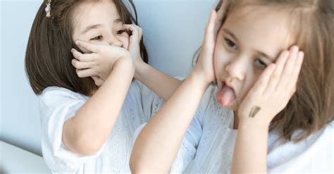 그녀의 손으로 그녀의 얼굴을 덮고 흰 셔츠에 여자 · 무료 스톡 사진