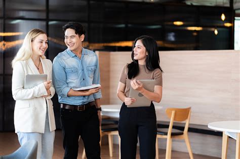 대학 도서관에서 현대 기술로 발명품을 연구하는 어린 학생들 3 명에 대한 스톡 사진 및 기타 이미지 3 명 Stem 주제 개발 Istock