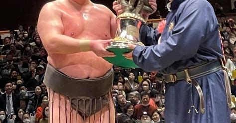 Мэргэжлийн сүмогийн 69 дэх их аварга Хакүхо М Даваажаргал зодог тайллаа · Dorgio Mn