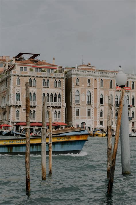 강가 건축 건축 사진 경치 좋은 전망 경치가 좋은 곤돌라 관광 그림 같은 대운하 도시 경관 도시 전망 도시 풍경 도시의 랜드마크 문화 유산 문화적