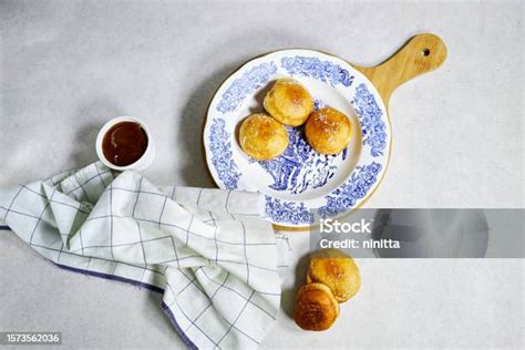 살구 잼을 곁들인 수제 알제리 도넛과 설탕 가루 커피 살구 잼 한 그릇 0명에 대한 스톡 사진 및 기타 이미지 0명 가루 설탕 건강하지 못한 생활방식 Istock