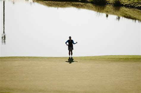 Idf 가벼운 경치 경치가 좋은 고립된 고요한 골퍼 골프 골프 코스 그림자 그림자 놀이 기다리는 녹색 레저 레크리에이션 맑은 날 목가적인 물