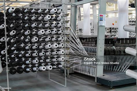 산업용 가방 생산을위한 흰색 폴리 프로필렌 플랫 원사의 생산 앨리슨 원형 직기 직조 가방 기계 폴리 프로필렌 슬리브의 생산 북 베틀에 대한 스톡 사진 및 기타 이미지