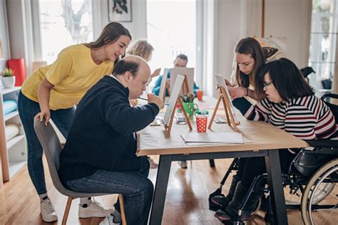 장애 건강 관리 예술 워크숍 캔버스에 창의적인 그림과 다운 증후군 사람들과 뇌성 마비가 예술 프로젝트를 하고 있습니다 그림 그리기에 대한 스톡 사진 및 기타 이미지 Istock