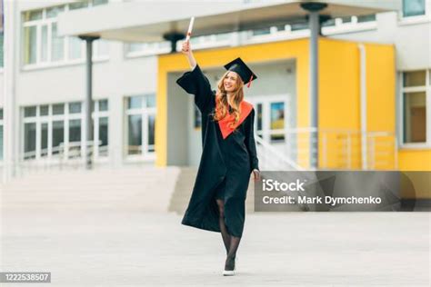 Selamat Mahasiswa Cantik Dengan Ijazah Kelulusan Foto Stok Unduh Gambar Sekarang Fotografi