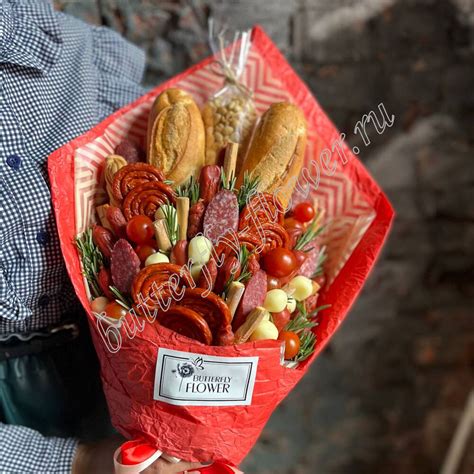 Съедобный мясной букет из колбасы сыра и хлеба