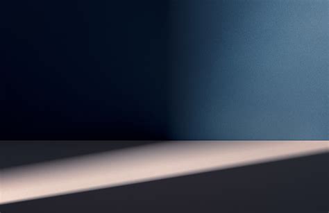 밝은 색상 베이스와 파란색 벽은 제품을 표시하기위한 장소로 스포트라이트에 의해 조명 0명에 대한 스톡 사진 및 기타 이미지 0명 3차원 형태 공란 Istock