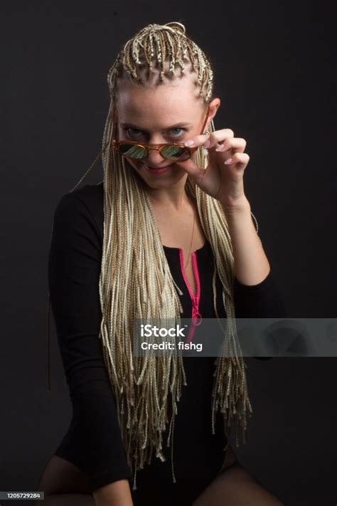 패션 촬영 여성 선글라스 Zizi의 기술에 공포 아프로 피그 테일에서 꼰 피그 테일의 형태로 창조적 인 다채로운 헤어 스타일