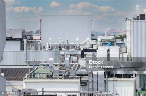 공장의 공기 흐름 시스템 산업 환기 제조 건물의 지붕 갑판에 공기 흐름 시스템 환기 시스템의 덕트 및 파이프 냉각 시스템의 공장 공기 흐름 외부 0명에 대한 스톡 사진 및