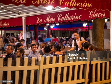 파리의 풍경과 밤의 생활을 즐길 수 있는 관광지가 방문한 몽 마 르 뜨 거리의 야경 거리에 대한 스톡 사진 및 기타 이미지 거리 건축 건축물 Istock