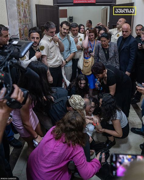 პუბლიკა ⭕ ფოტოები მათე დევიძის განაჩენის გამოცხადების შემდეგ 21 წლის სინდისის პატიმარი