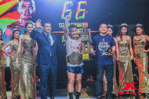 “炸药”杨茁鏖战“泰国最硬的男人”星当，以优势的比分拿下66kg世界冠军