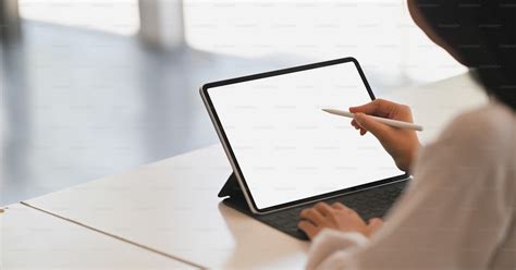 스타일러스 펜을 들고 모형 태블릿 빈 화면 장치로 작업하는 젊은 창조적인 여성 사진 Unsplash의 태국 이미지