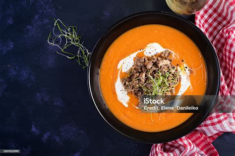 구운 포스와 호박 수프의 맛있는 크림어두운 테이블에 그릇에 쇠고기 다진 고기로 만든 고기 추수 감사절 상단 보기 오버헤드 가을에 대한 스톡 사진 및 기타 이미지 Istock