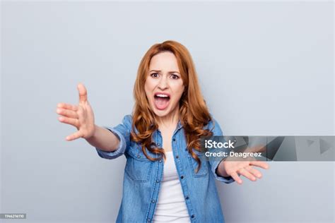 클로즈업 사진 아름 다운 놀라운 그녀는 그녀의 곱슬 모델 레이디 팔 손은 공기를 두려워하지 않는 상황 소리 시끄러운 스캔들의 문제를 착용 캐주얼 청바지 데님 셔츠 고립 된