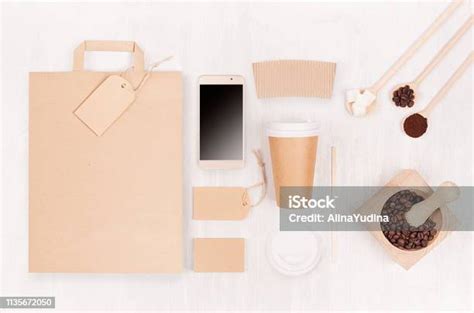 브랜드 정체성에 대 한 커피숍 템플릿흰색 나무 보드 평면도에 커피 원두와 빈 가방 전화 라벨 카드 박격포와 갈색 종이 컵 0명에