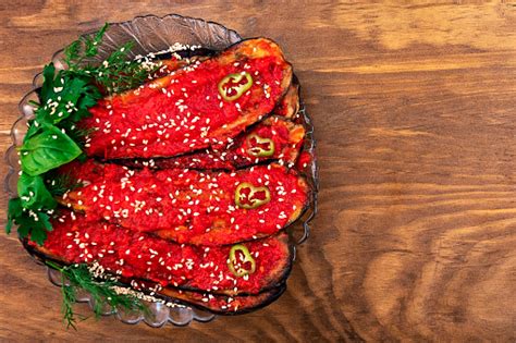 가지 전채와 신선한 바 질으로 장식 하 고 토마토 케첩과 참 깨 씨앗 잎 파 슬 리와 딜 0명에 대한 스톡 사진 및 기타 이미지 Istock