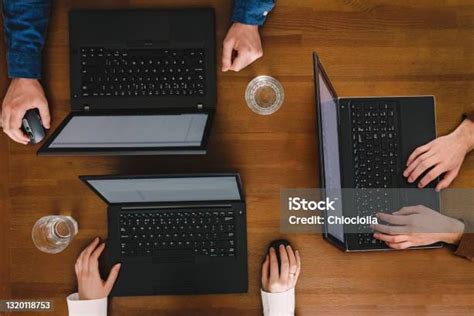 나무 테이블에 노트북을 가지고 일하는 4 명의 인식 할 수없는 사람들 기업 비즈니스에 대한 스톡 사진 및 기타 이미지 기업 비즈니스 남자 남자 사업가 Istock