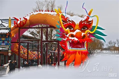 北京龙年迎来首场降雪 人民图片网