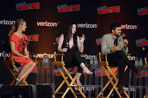 Amy Acker Crossed Legs Nycc 2018 Legs Cool