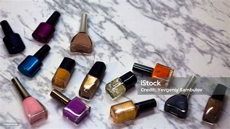 뷰티 살롱에서 흩어져 매니큐어 매니큐어 또는 페디큐어 컬러 매니큐어의 선택 대리석 테이블에 매니큐어 젤 폴란드어 0명에 대한 스톡 사진 및 기타 이미지 Istock