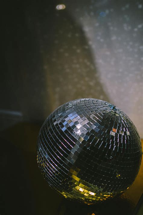 가벼운 가정 격리 고독한 구성 균형 기하학적 깨끗한 단순한 대조 댄스 독특한 디자인 무도회 미니멀리스트 반사된 빛나다 세계적 유행병 스파클